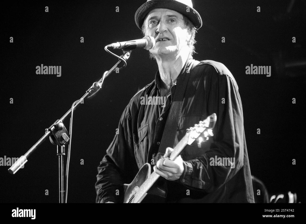 RAY DAVIES, THE KINKS, 2002: Ray Davies of The Kinks at Cardiff ...