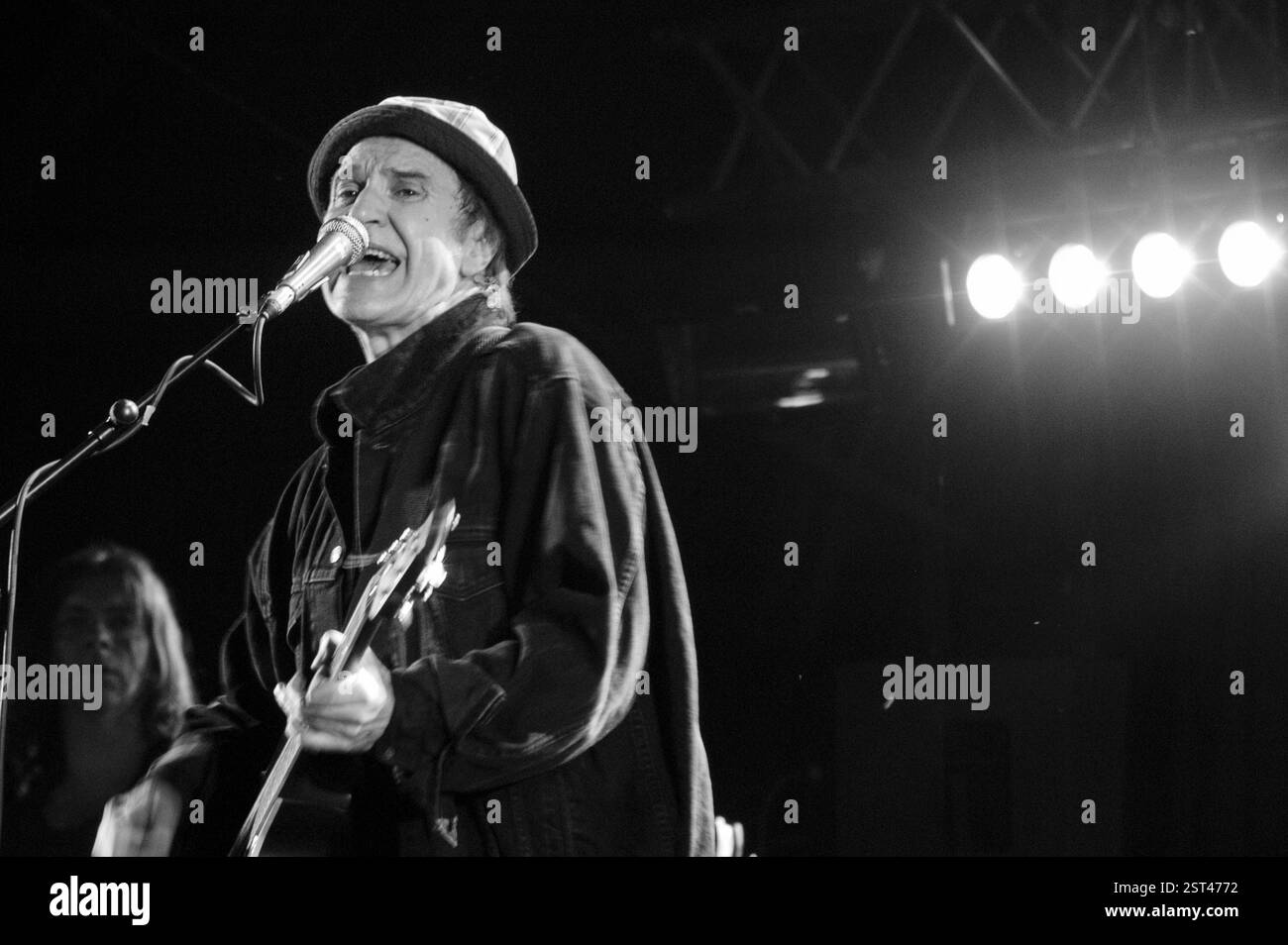 RAY DAVIES, THE KINKS, 2002: Ray Davies of The Kinks at Cardiff ...