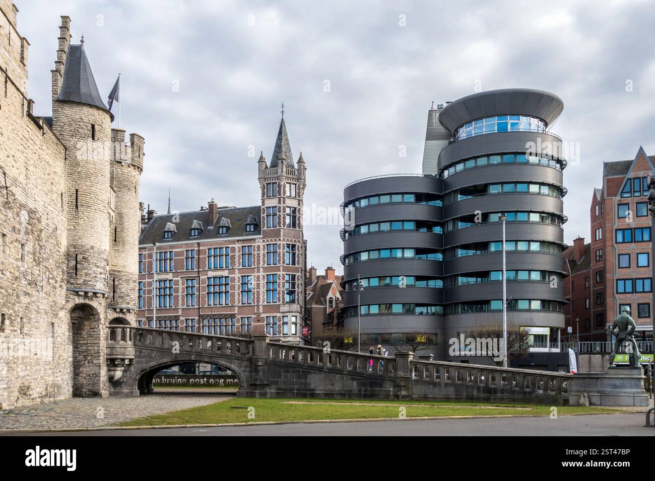 The bridge leading up to the 13c medieval fortress of Het Steen in ...