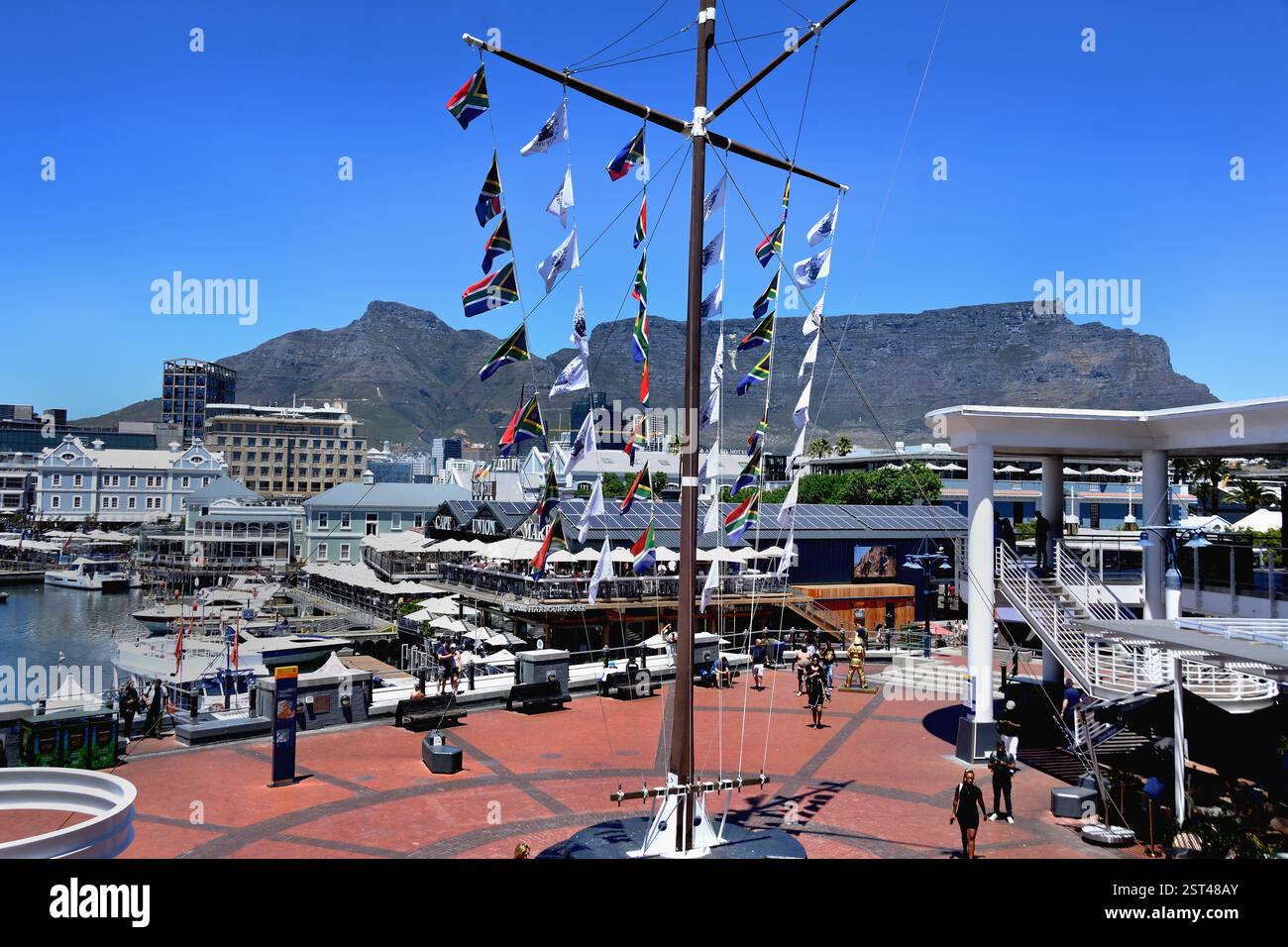 Harbour of V&A Waterfront in Cape Town with Table Mountain in the ...