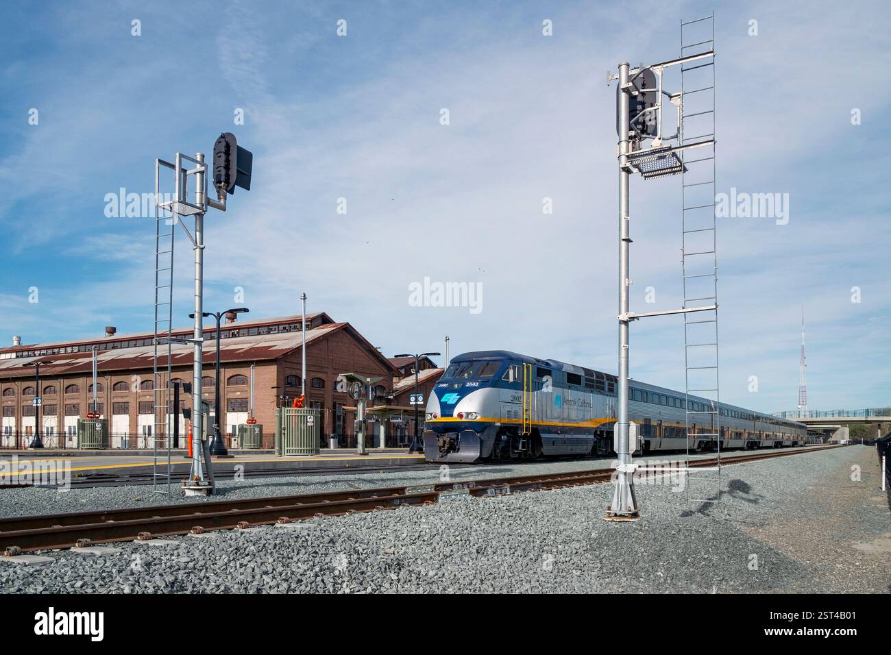 Railroad signals and commuter passenger train in Sacramento Stock Photo ...