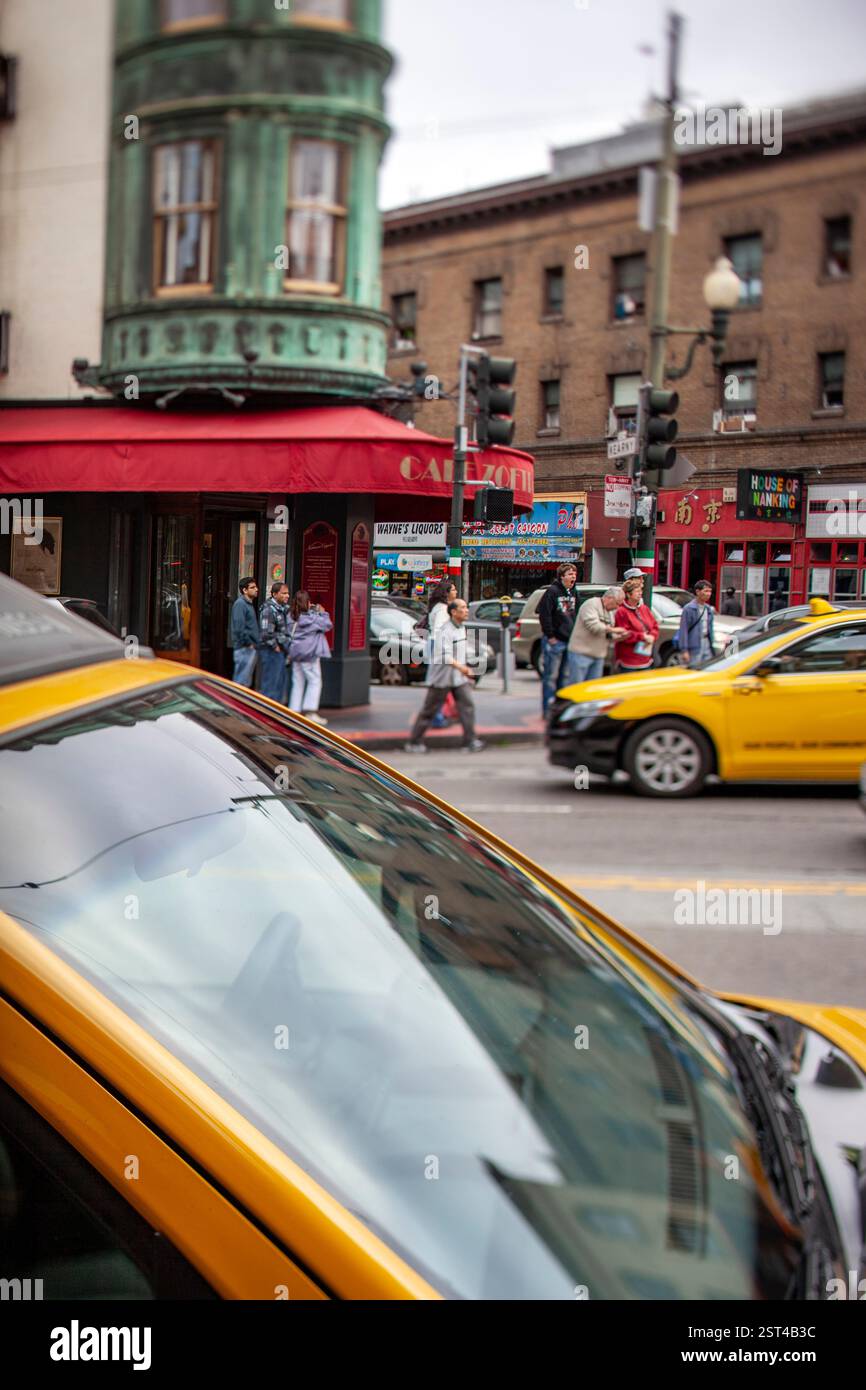 Busy street scene in downtown San Francisco Stock Photo - Alamy