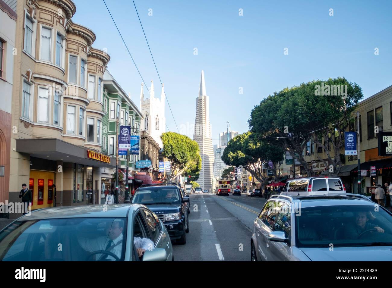 Transamerica pyramid San Francisco street scene Stock Photo - Alamy
