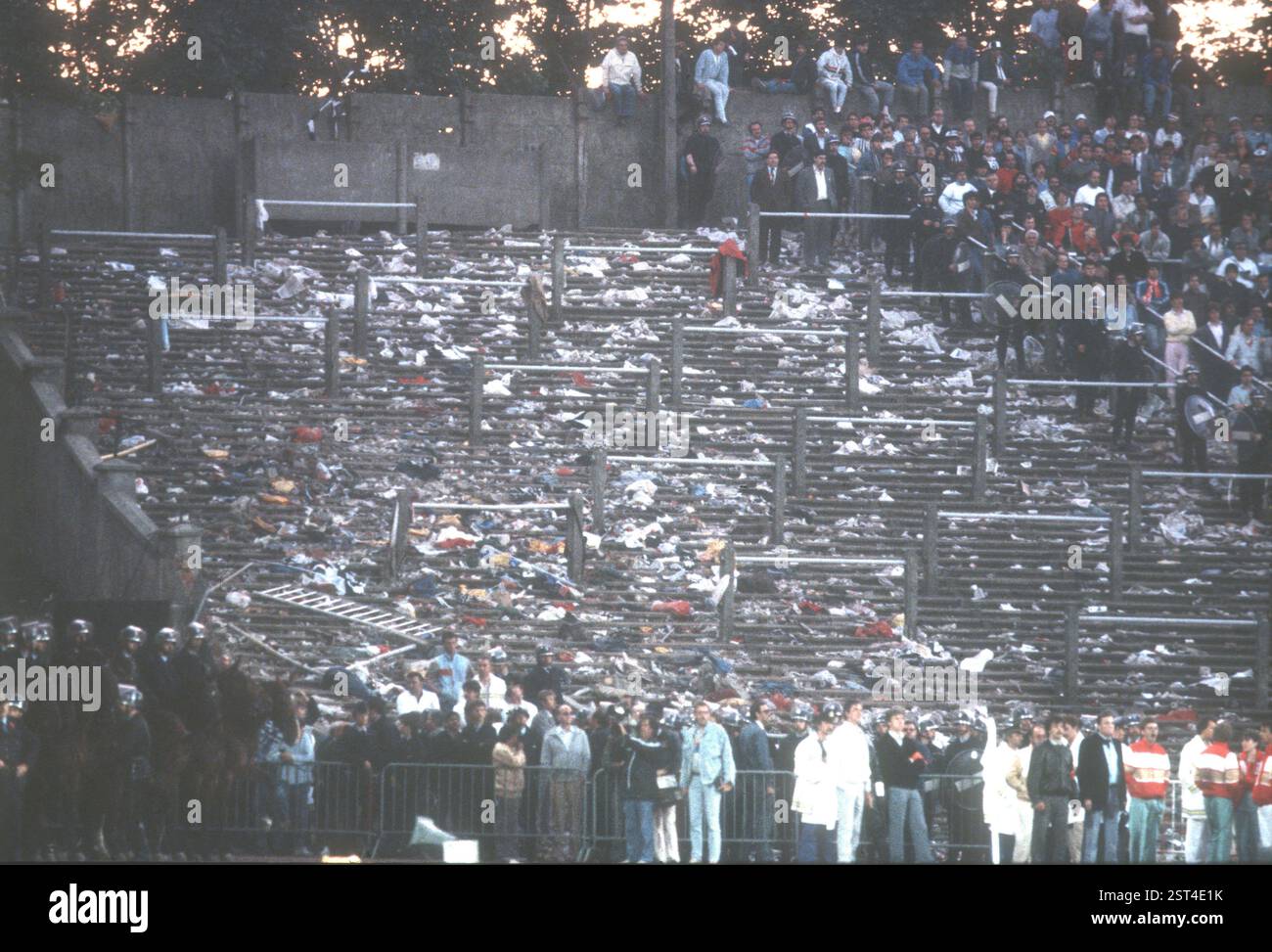 Spectators block hi-res stock photography and images - Alamy