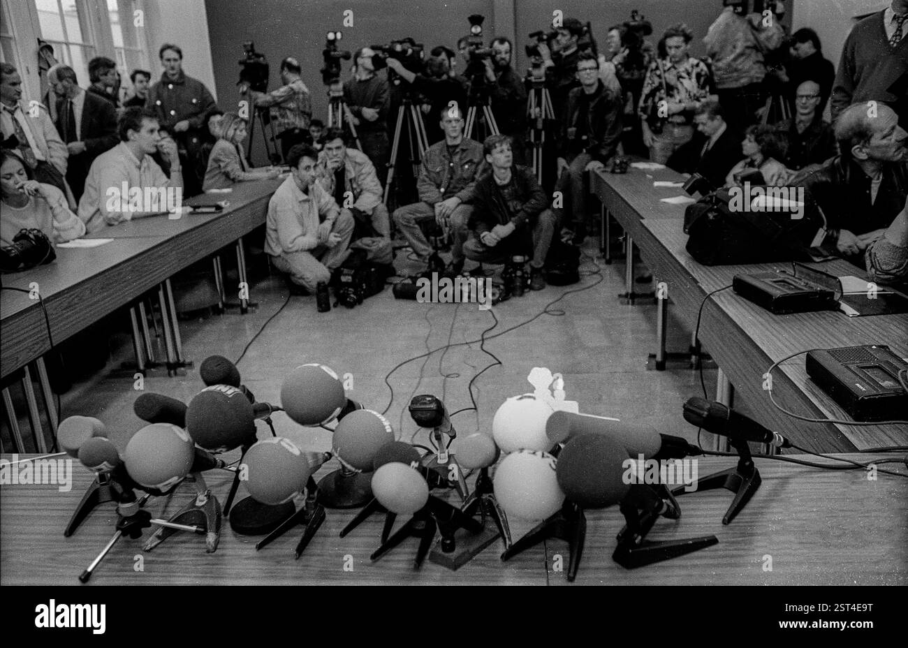 Germany, Berlin, 02.01.1992, first day Stasi files - inspection, Gauck ...