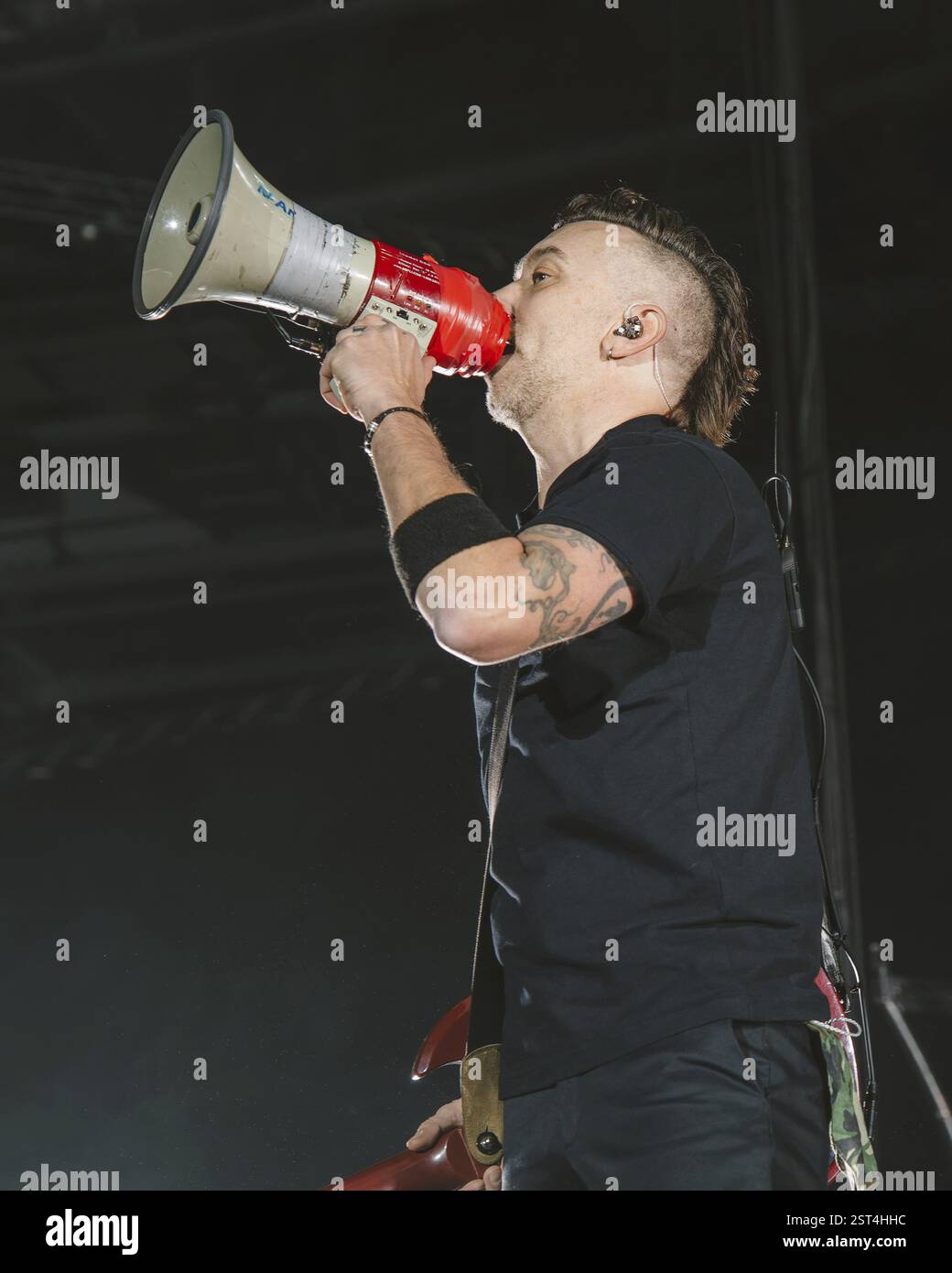 Tim McIlrath, singer of Rise Against live at the Berlin Velodrom on 12 ...
