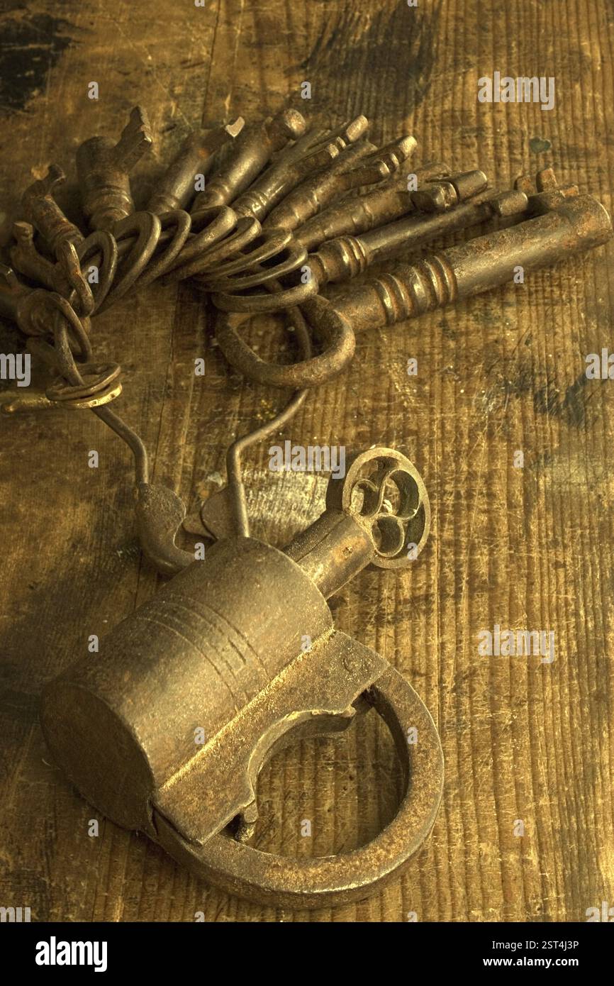 Old lock and keys Stock Photo - Alamy