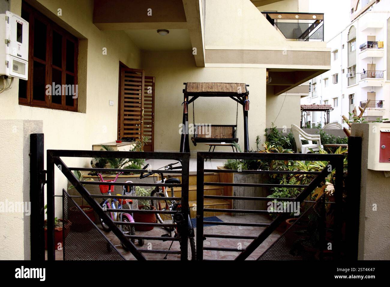 Modern Indian Architecture, iron gate of a Satyam Bunglow, Vastrapur ...
