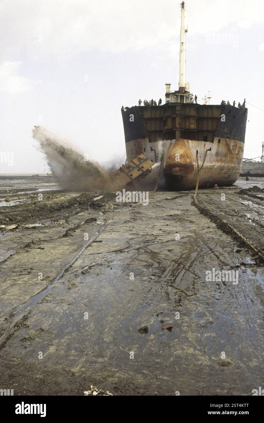 Alang ship breaking yard, gujarat, india Stock Photo - Alamy