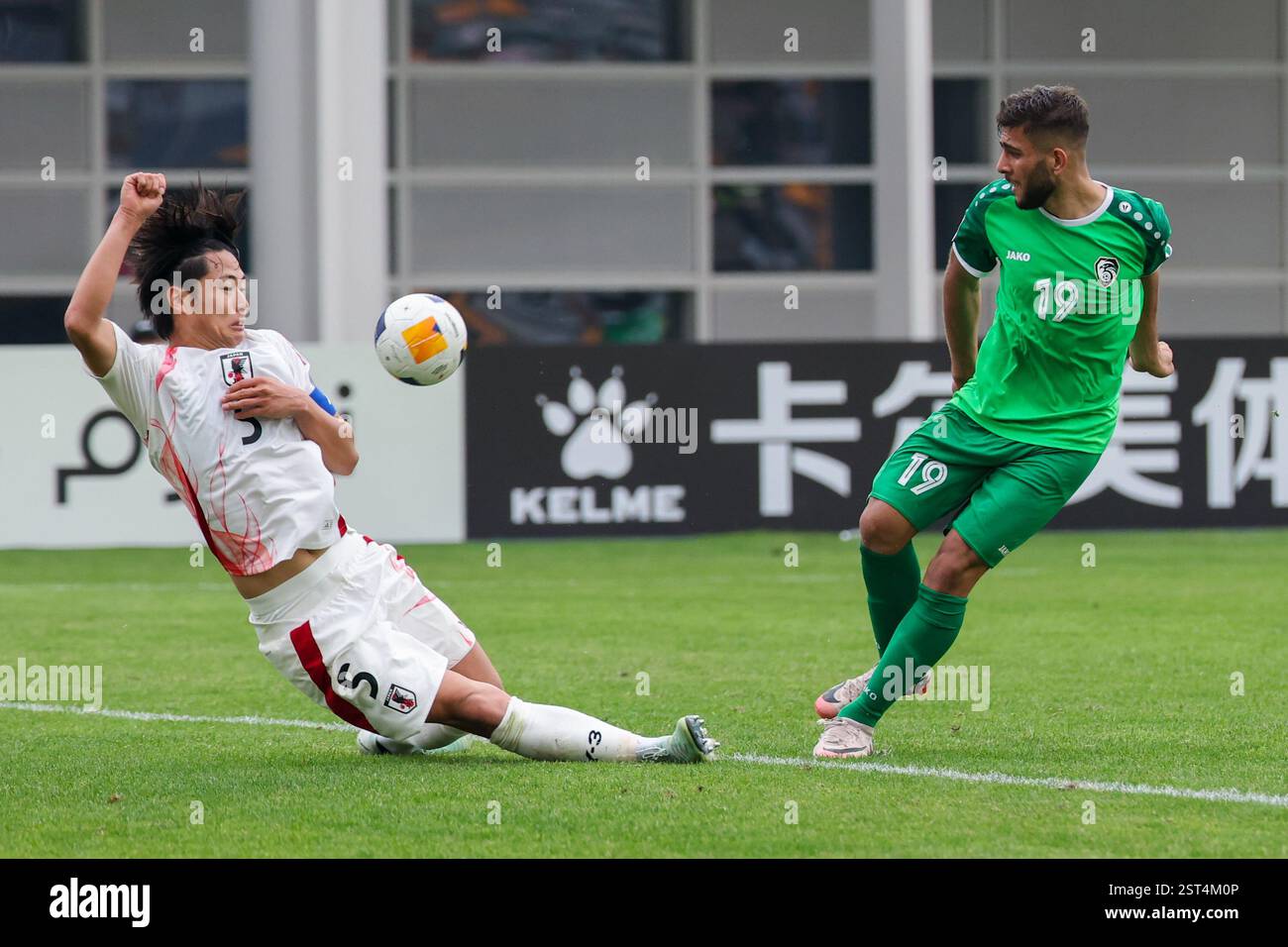 Shenzhen. 17th Feb, 2025. Ichihara Rion (L) of Japan vies with Mohammad ...