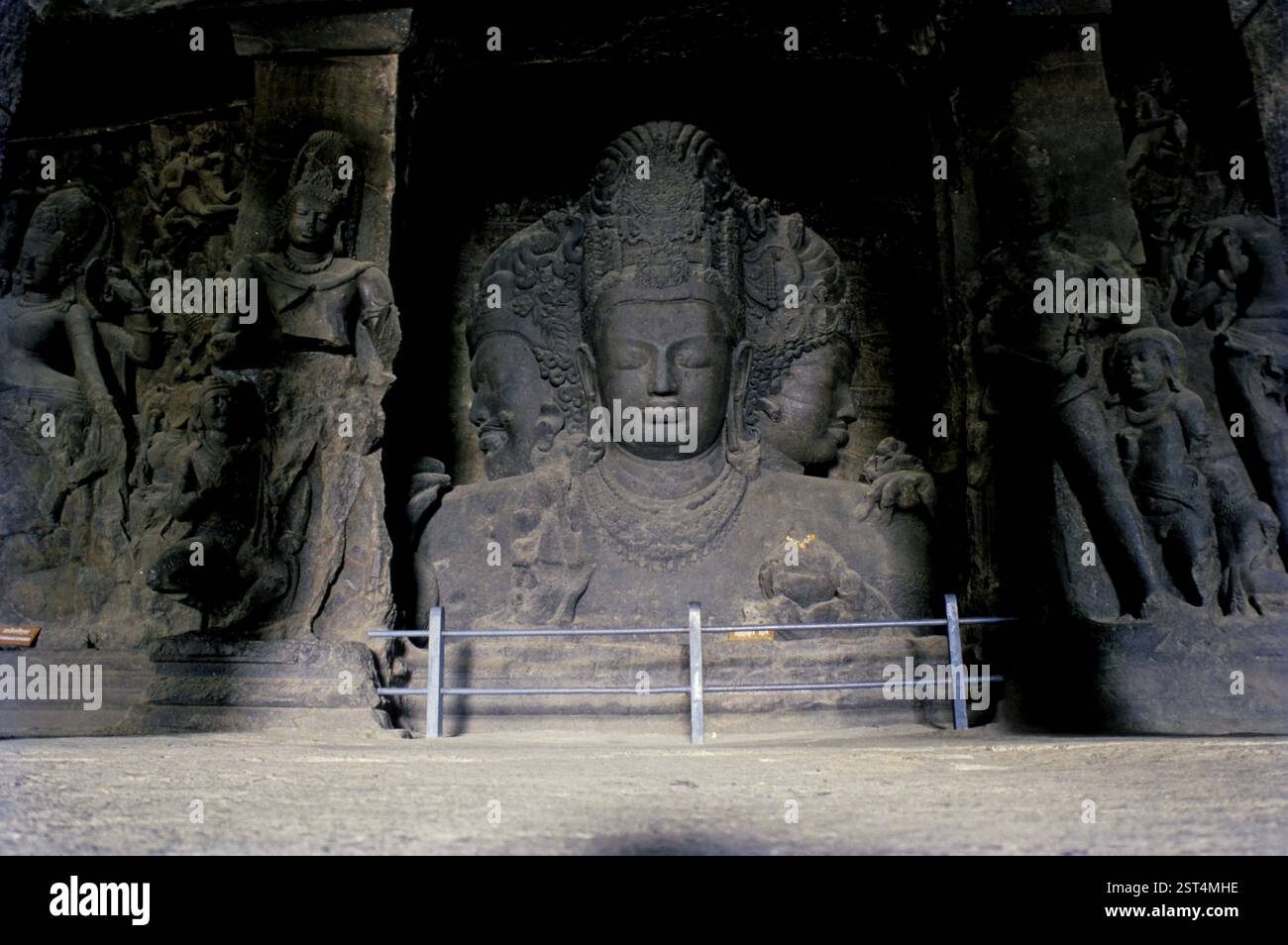 The Three headed God Shiva, Trimurti Elephanta Caves, maharashtra ...