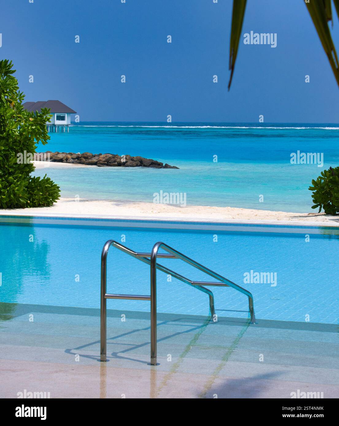 Stunning infinity pool at the beach in a island resort in the Maldives ...