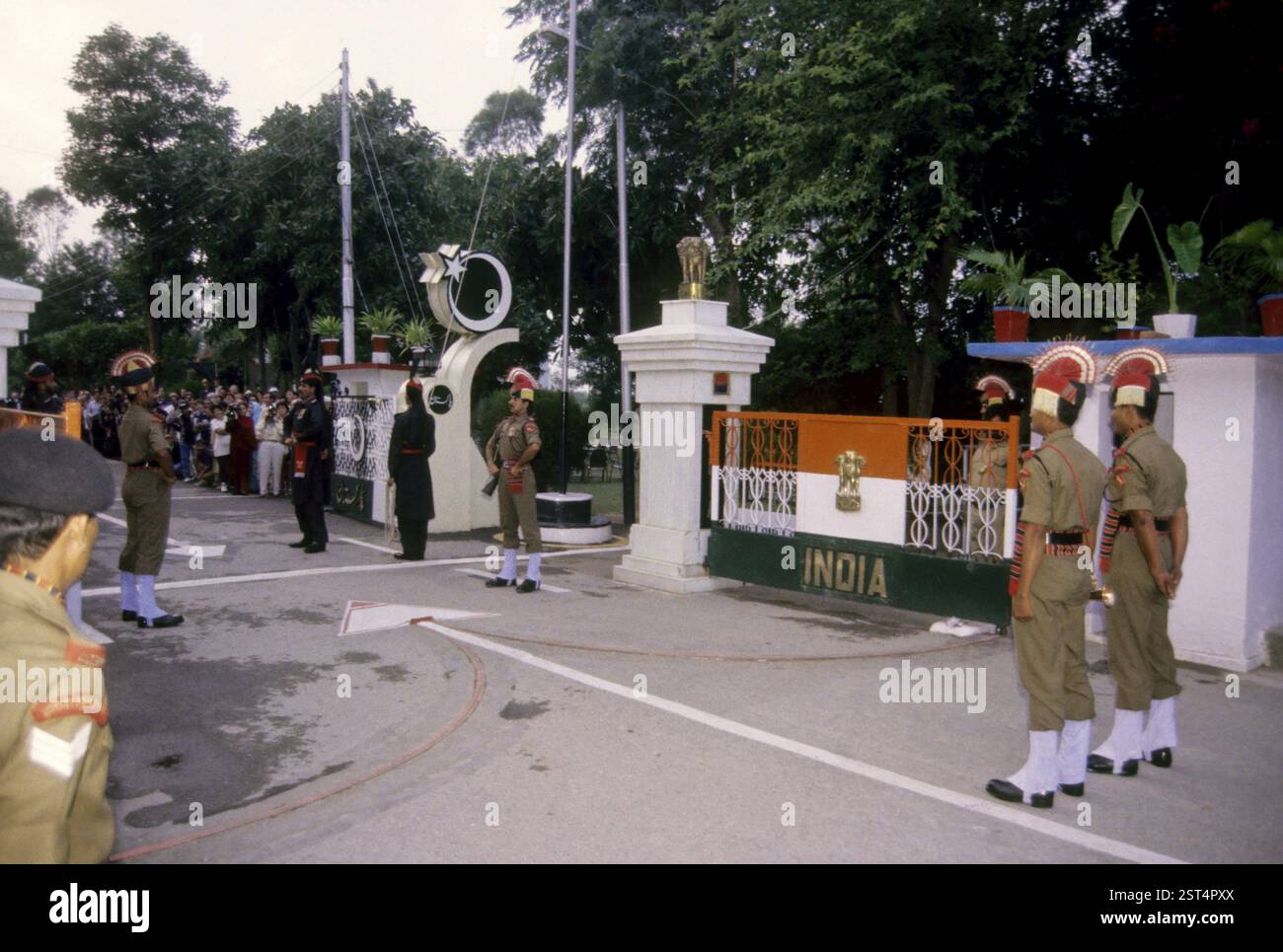 Flag lowering ceremony, india pakistan border Stock Photo - Alamy