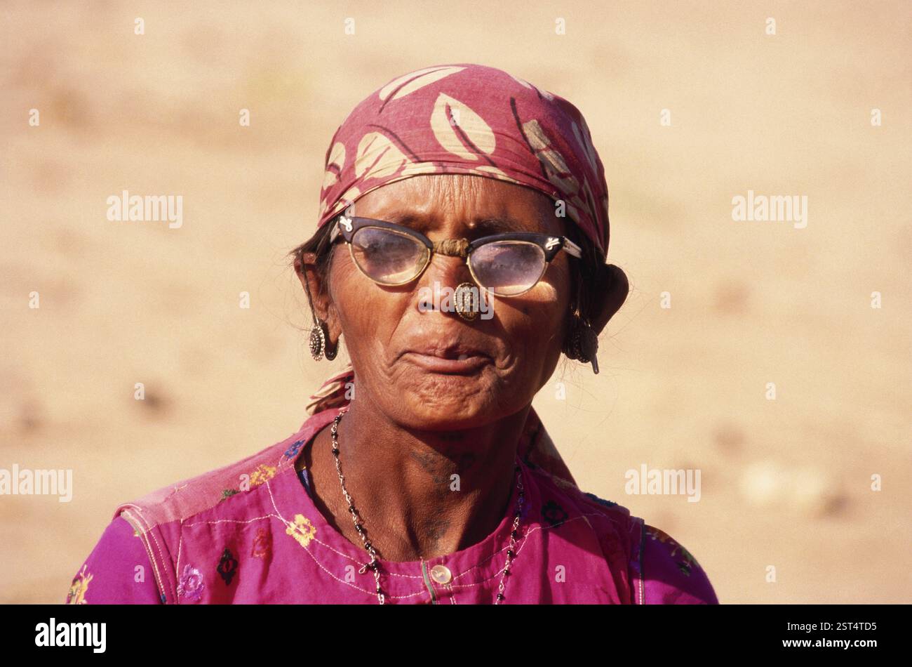 Woman india hidden hi-res stock photography and images - Alamy