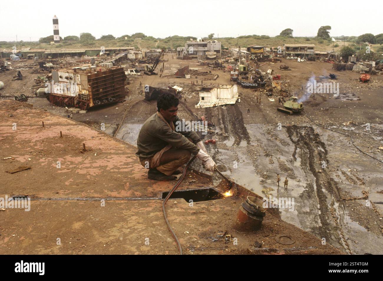 Alang ship breaking yard, gujarat, india Stock Photo - Alamy