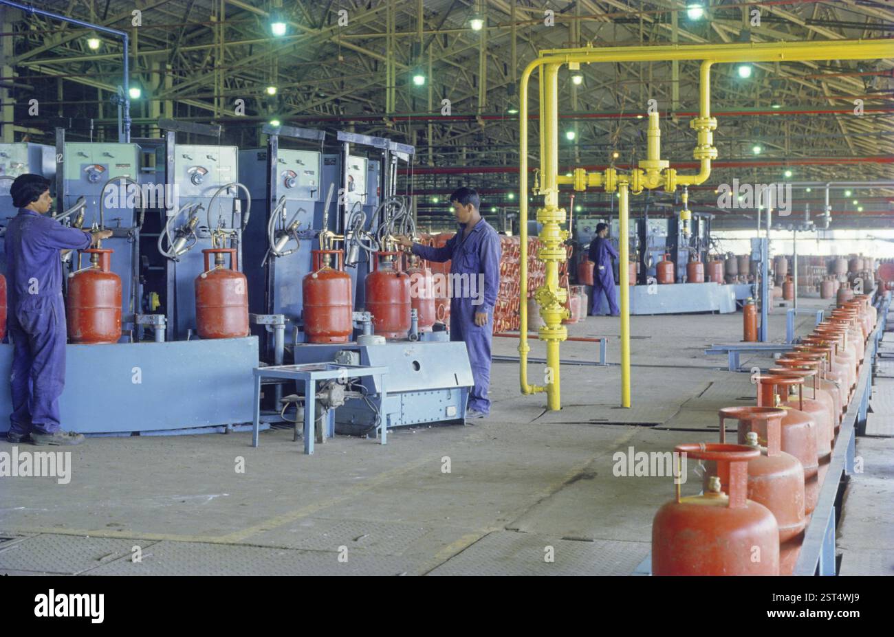 Gas cylinders work man hi-res stock photography and images - Alamy