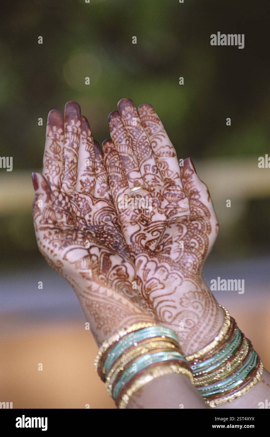 Mehandi on a Maharashtrian Indian Bride hand Stock Photo - Alamy