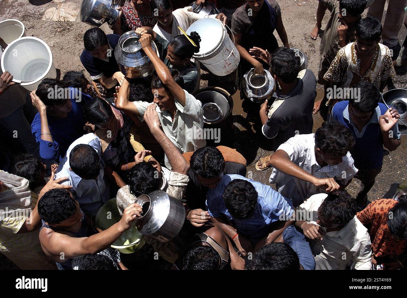 People rushing towards a tanker for water at Parel Mumbai bombay ...