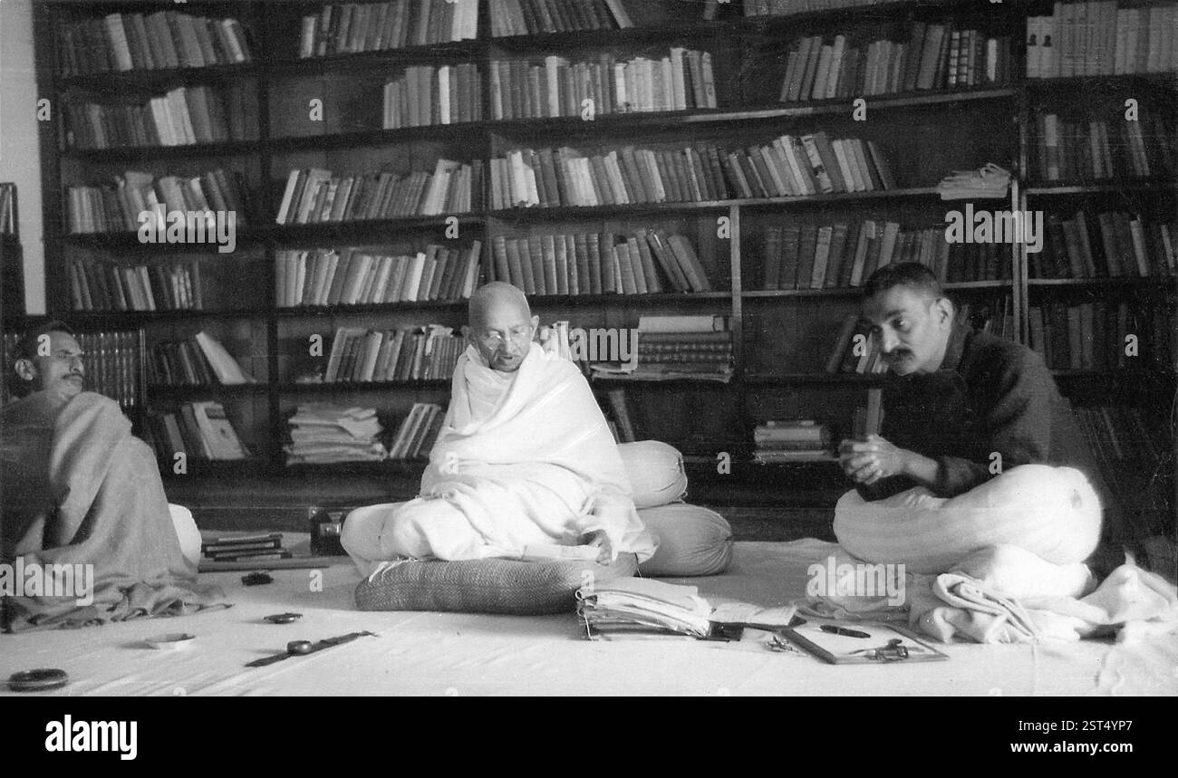 Mahatma Gandhi in conference with co-workers at Allahabad, Uttar ...