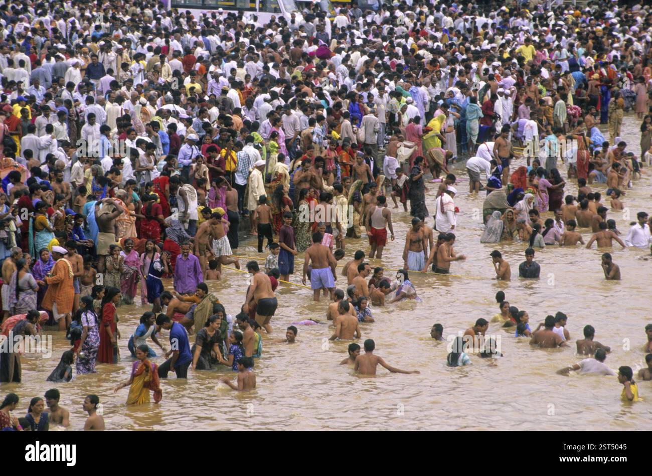 Huge crowd for first holy bath, kumbh mela 2003-04, nashik, maharashtra ...