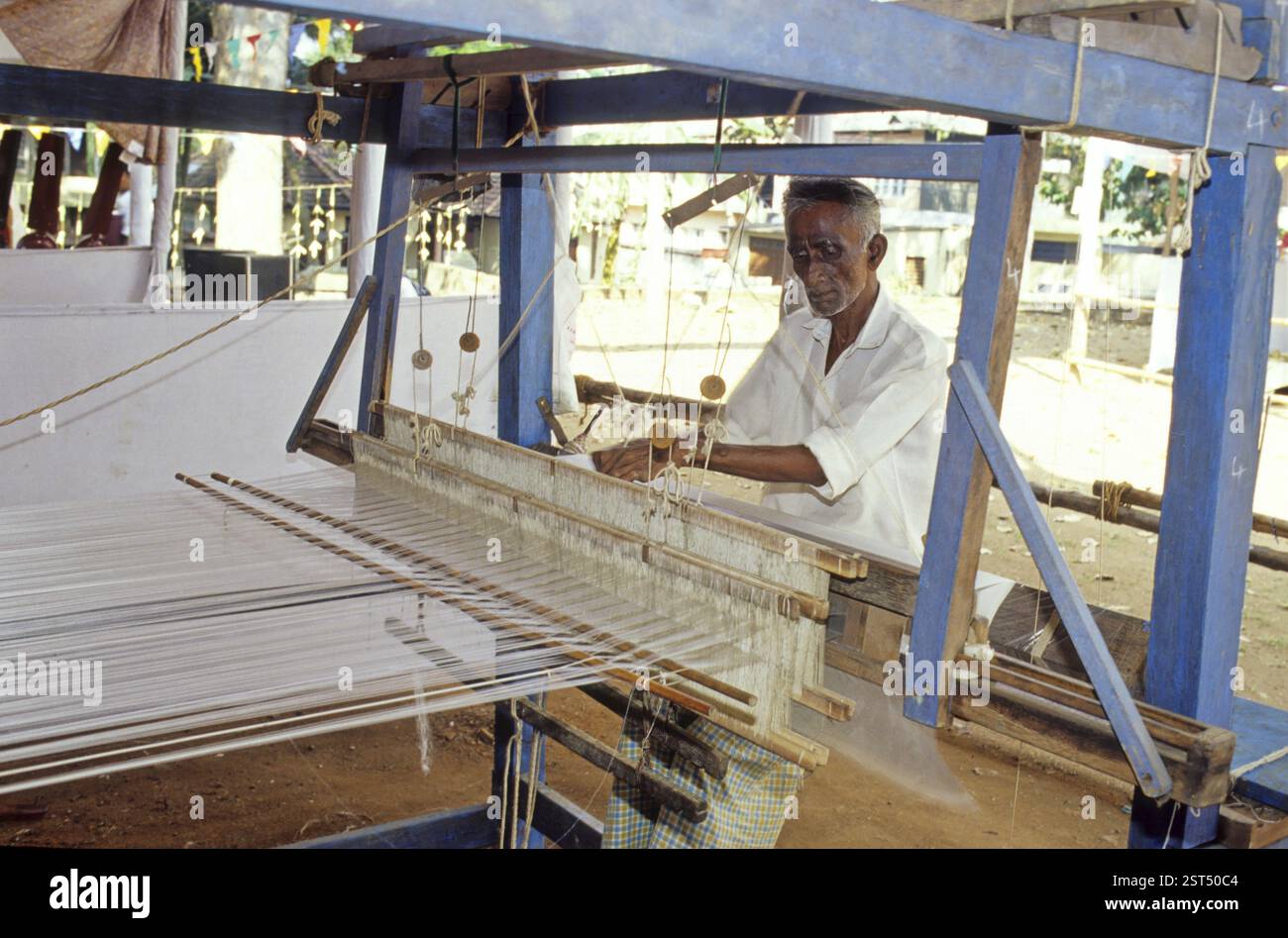 Handloom weaver south indian hi-res stock photography and images - Alamy