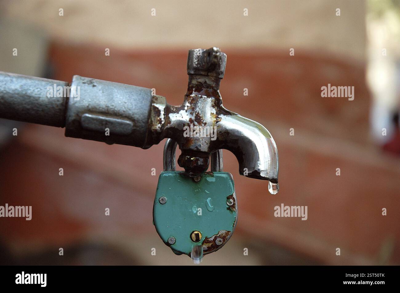 Locking off hi-res stock photography and images - Alamy