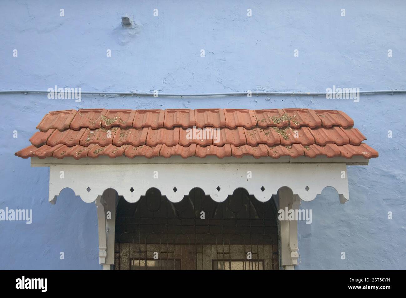 Window, blue wall, red titles, Goan Architecture Old Portuguese ...