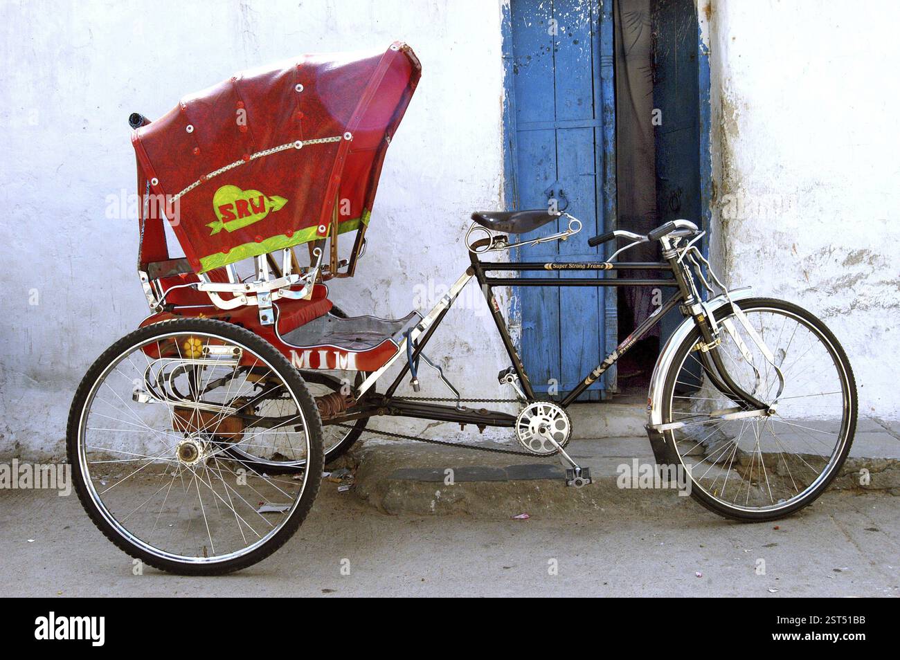 Rickshaw drives streets hyderabad hi-res stock photography and images ...