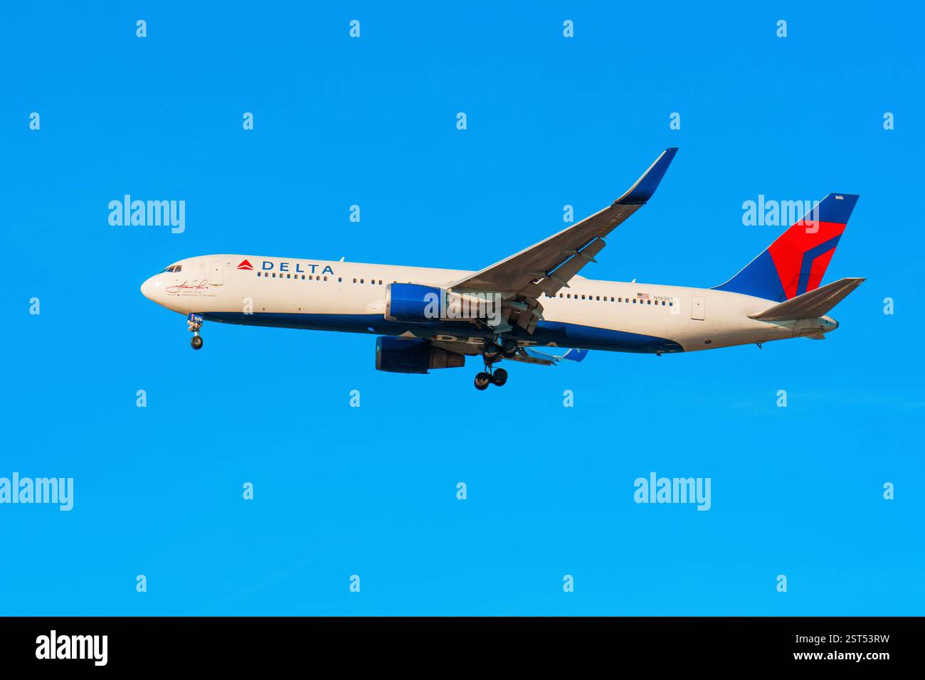 Los Angeles, California - January 6, 2025: A Delta Airlines Boeing 767 ...