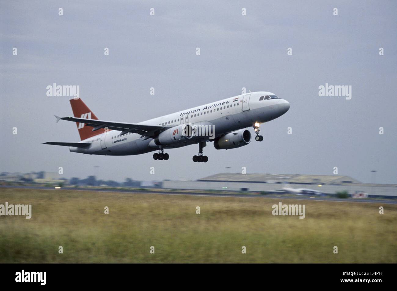 Aircraft rides airport runway hi-res stock photography and images - Alamy