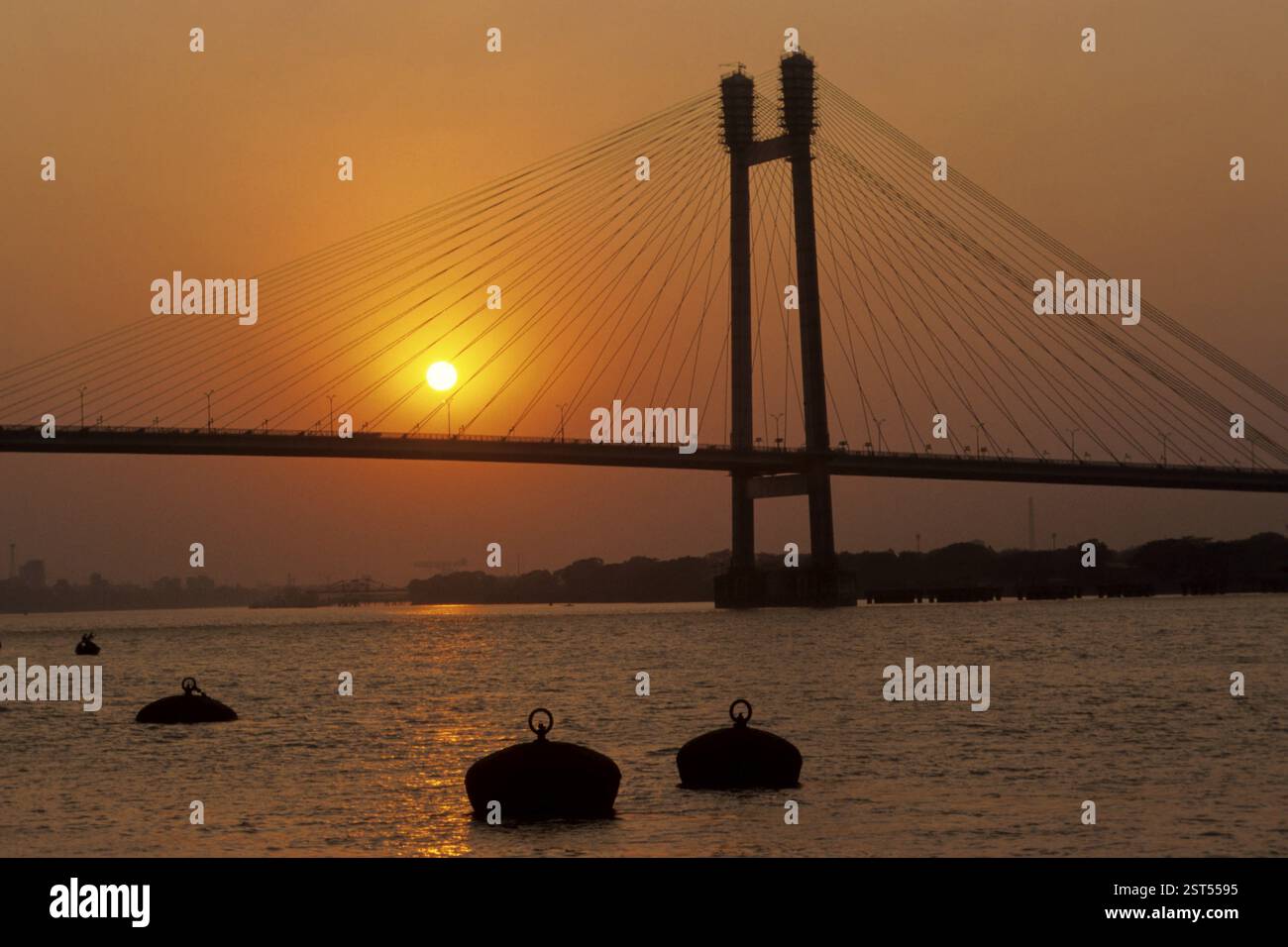 Vidyasagar Setu (New Howrah Bridge) and sunrise over Hooghly river ...