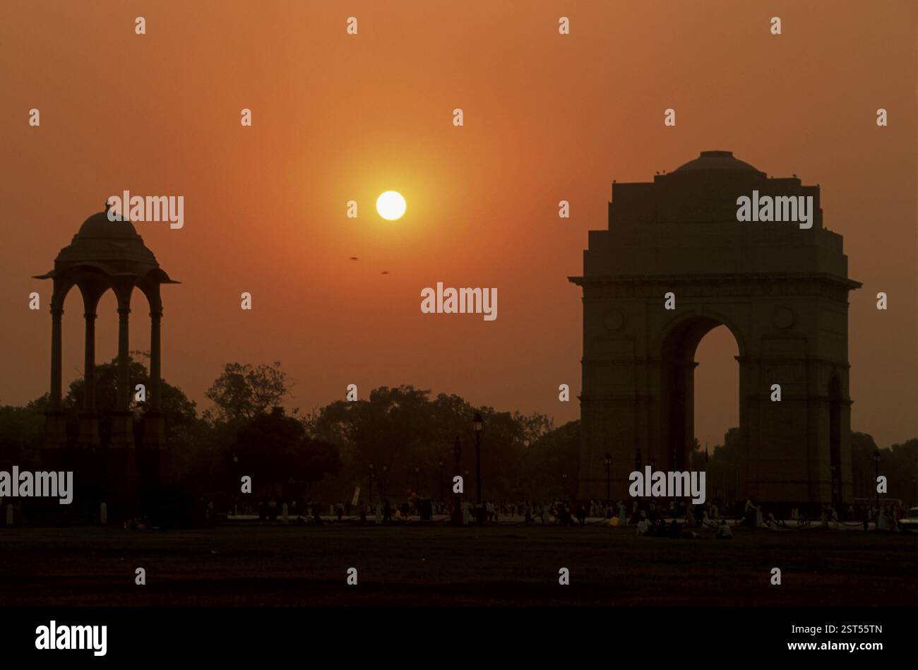 Sunset at indian gate, new delhi, india Stock Photo - Alamy