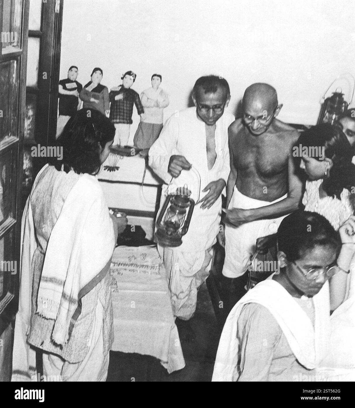 Mahatma Gandhi with his grand nephew Prabhudas Gandhi, 1945 - MODEL ...