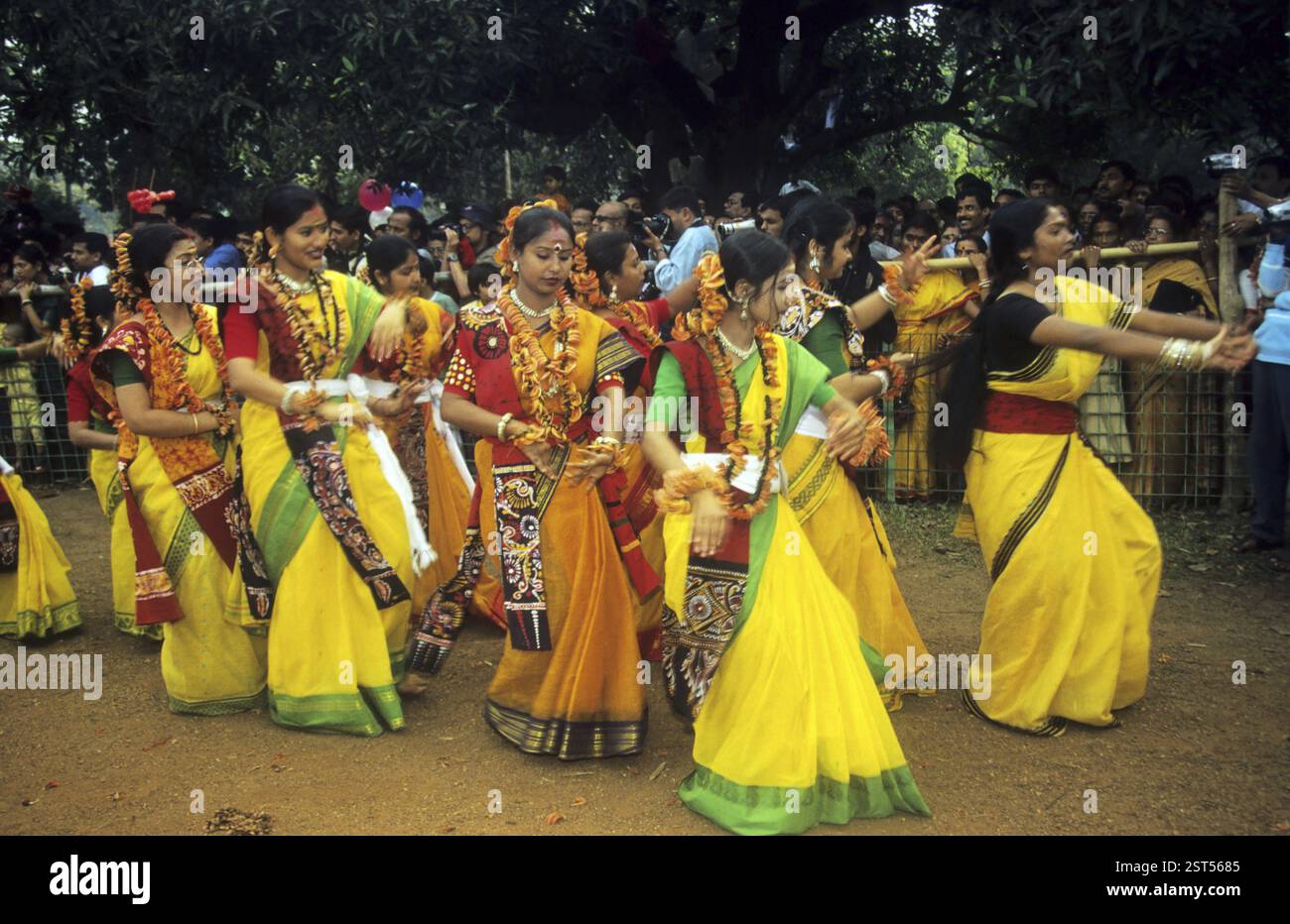 Women dancing at spring festival, west bengal, india Stock Photo - Alamy