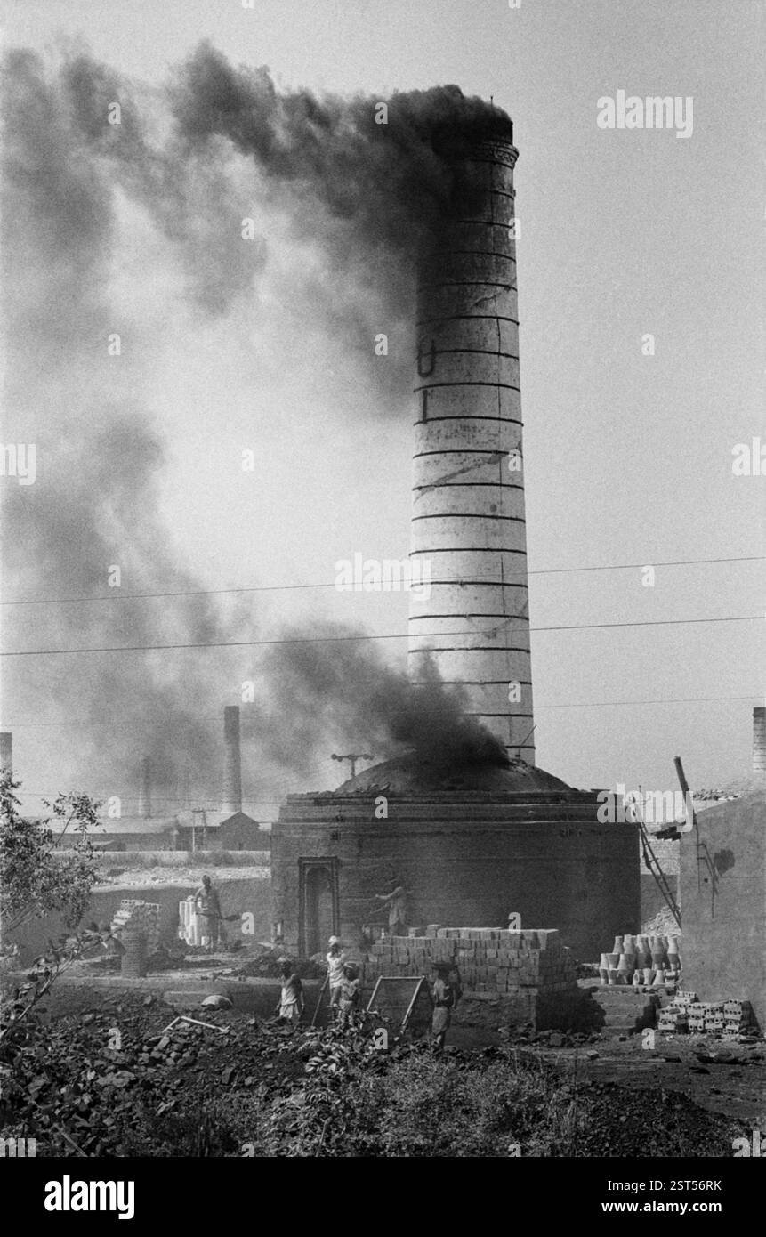 India industry pollution Black and White Stock Photos & Images - Alamy