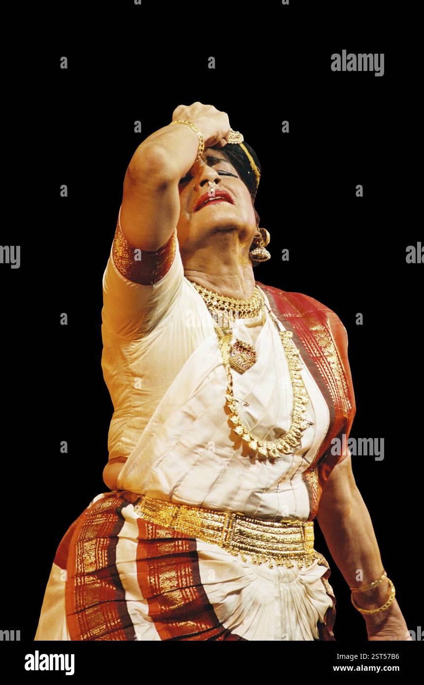 Indian Classical Dancer Kanak Rele performing a solo Mohiniattam Dance ...