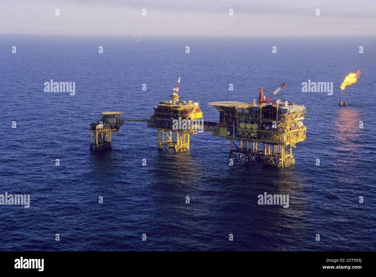 Oil rig, offshore oil platform Stock Photo - Alamy