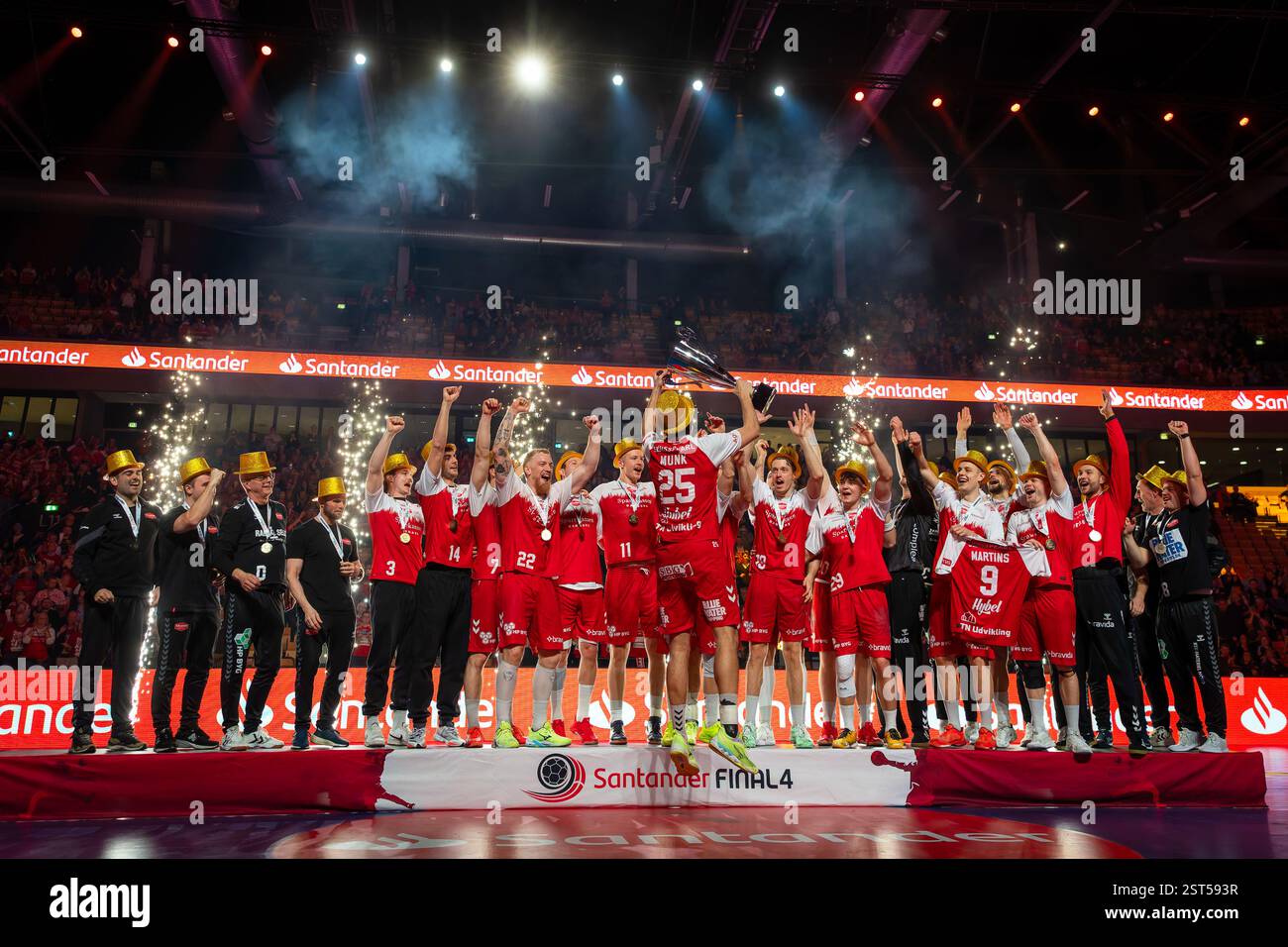 Herning, Denmark. 16th Feb, 2025. Marinus Munk (25) and the players of ...