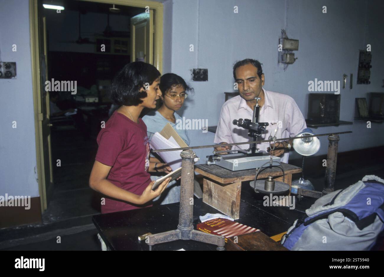 Physics laboratory hi-res stock photography and images - Alamy