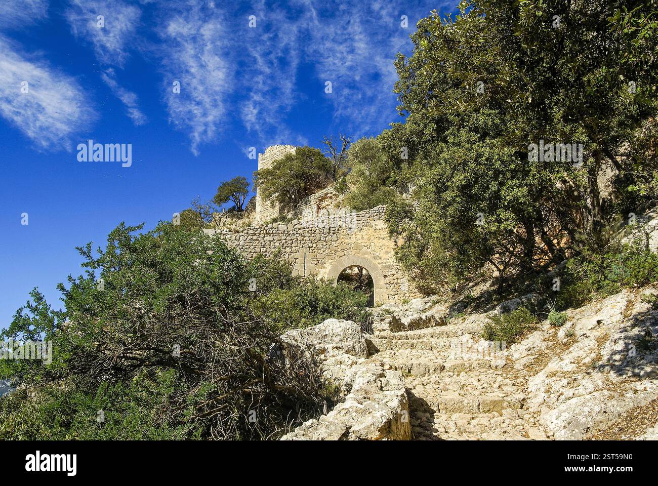 Camino al castillo de Alaró. Entrada y torre del homenaje(s.X). Alaró ...