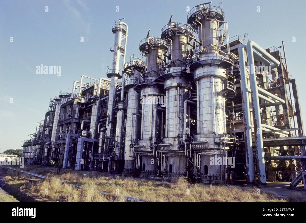 Factory of oil refinery, india Stock Photo - Alamy