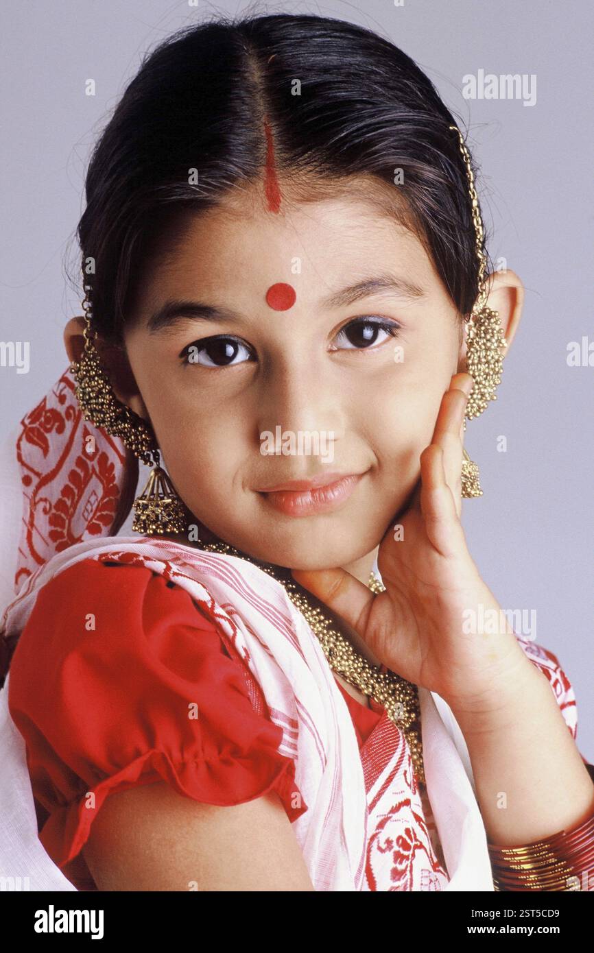 Bengali traditional attire hi-res stock photography and images - Alamy