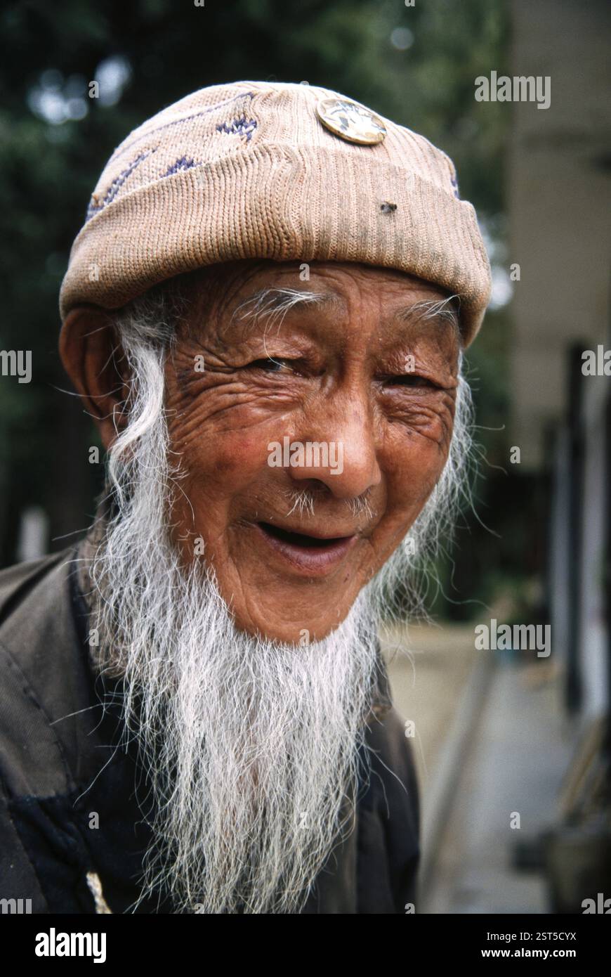 Tibetan old man, Bir, Himachal Pradesh, India, Asia Stock Photo - Alamy