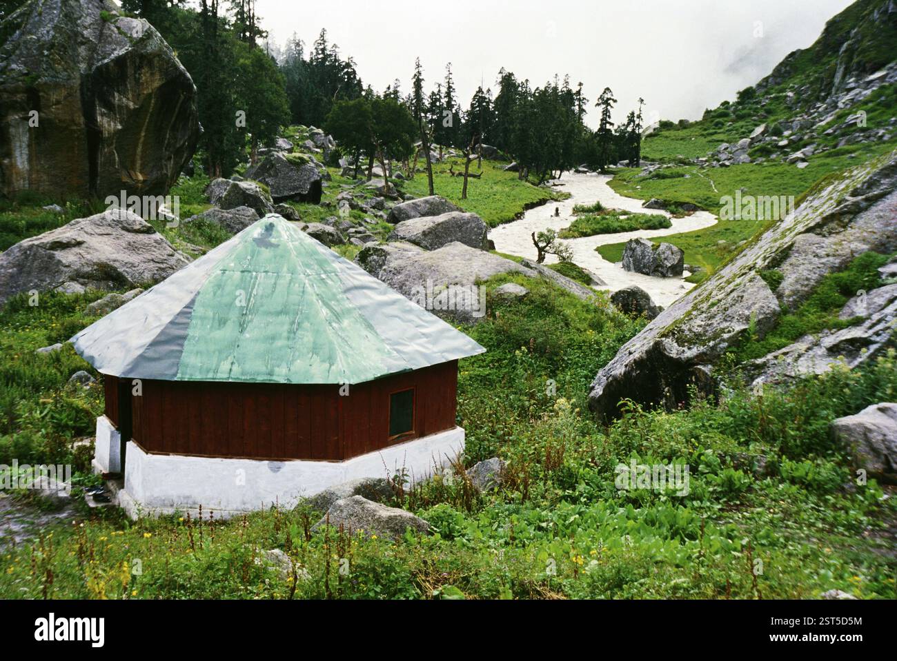 Forest rest house, Harkidoon, Himalayan Trek, Uttaranchal, India, Asia ...