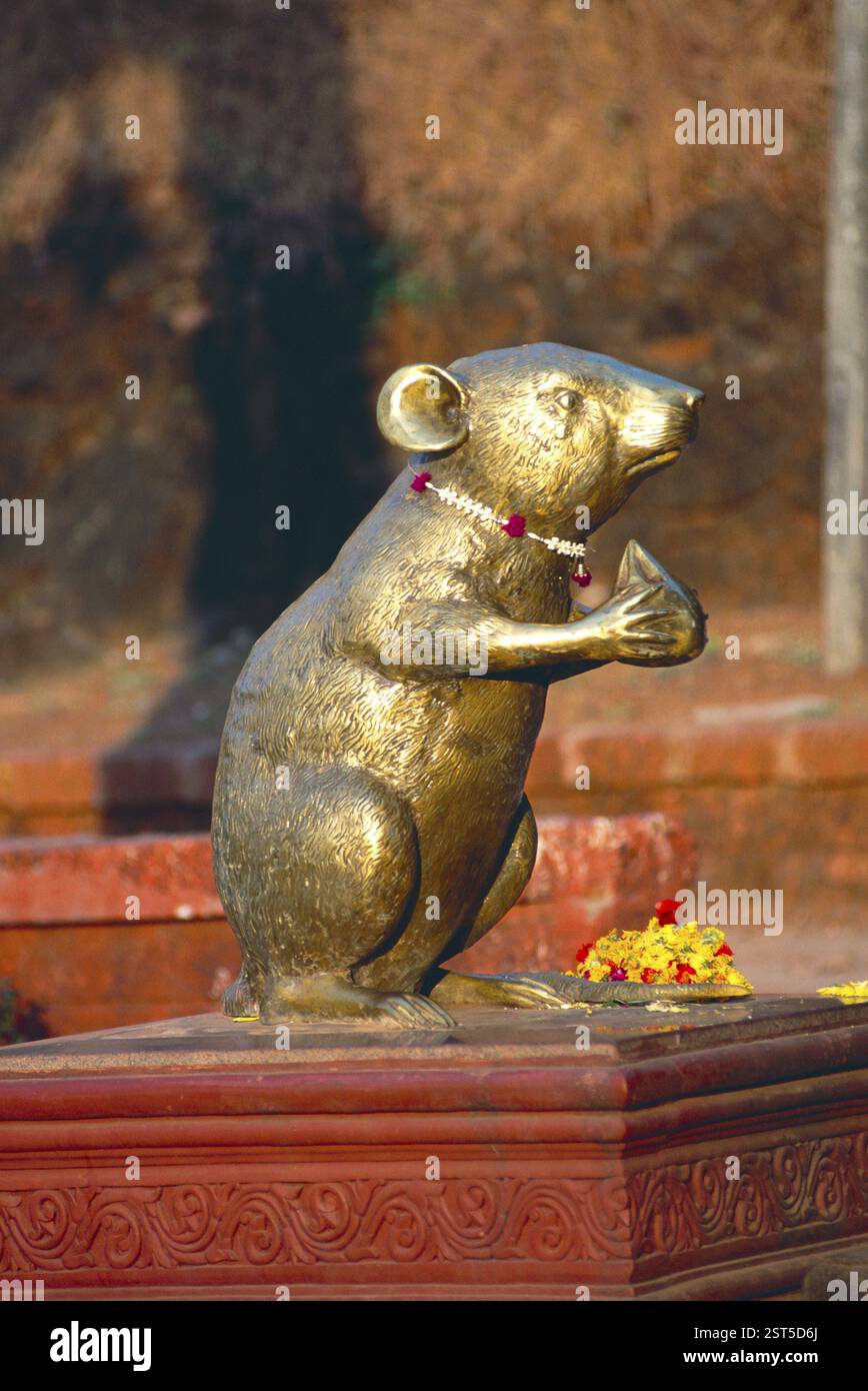 Golden statue of mouse at Ganesh temple, Ganpatipule, Maharashtra ...