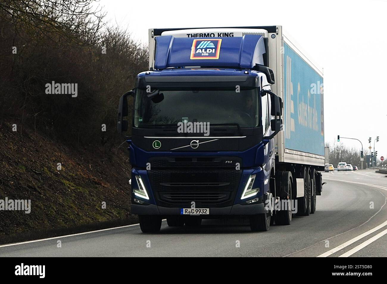 Aldi Süd, Discounter. Volvo FM, LKW-Sattelzug, Kühlauflieger mit Thermo ...