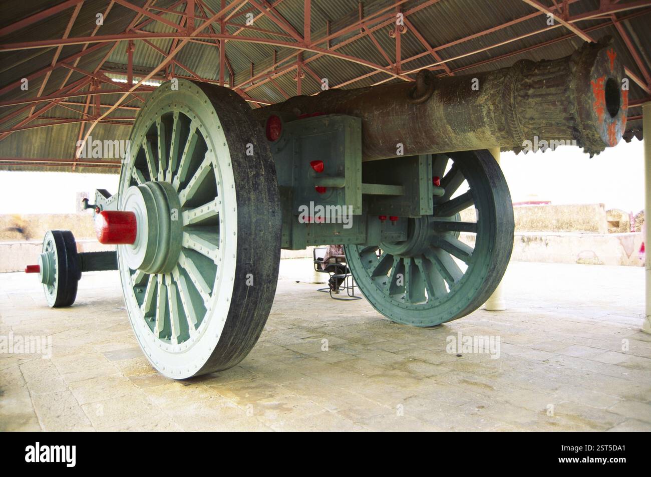 Worlds biggest cannon hi-res stock photography and images - Alamy