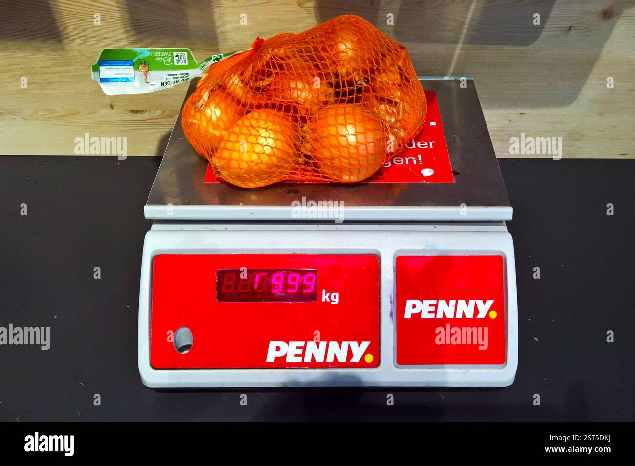 Penny Discounter. Bio-Zwiebeln auf einer Waage bzw Tischwaage *** Penny ...