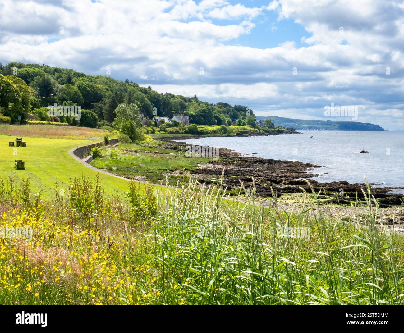 Shore Road Picnic area alongside Cove Bay, Cove, Rosneath Peninsula ...