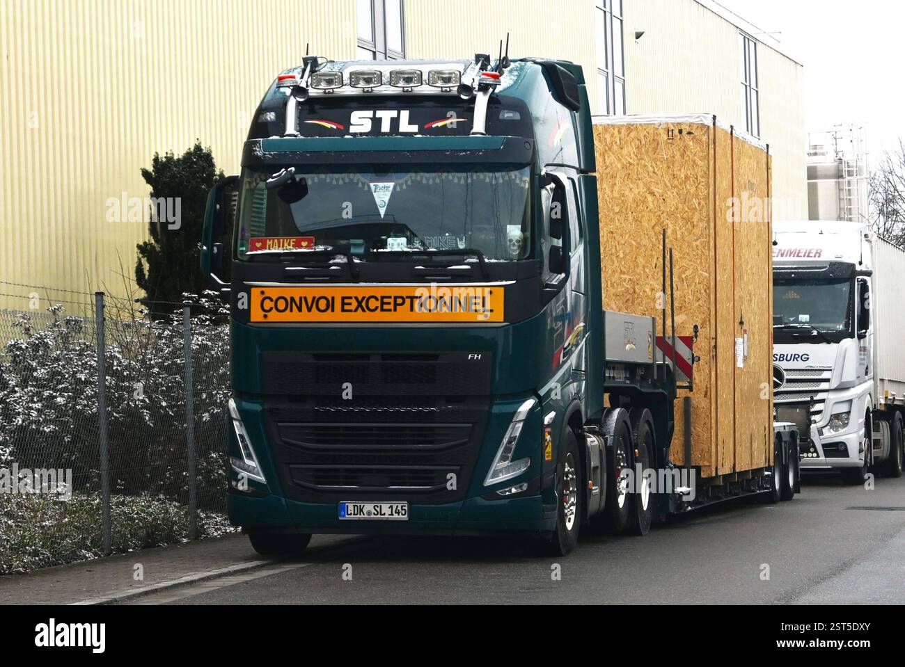 Convoi Exceptionnel der STL Logistik AG. Schwertransporter, Volvo FH ...